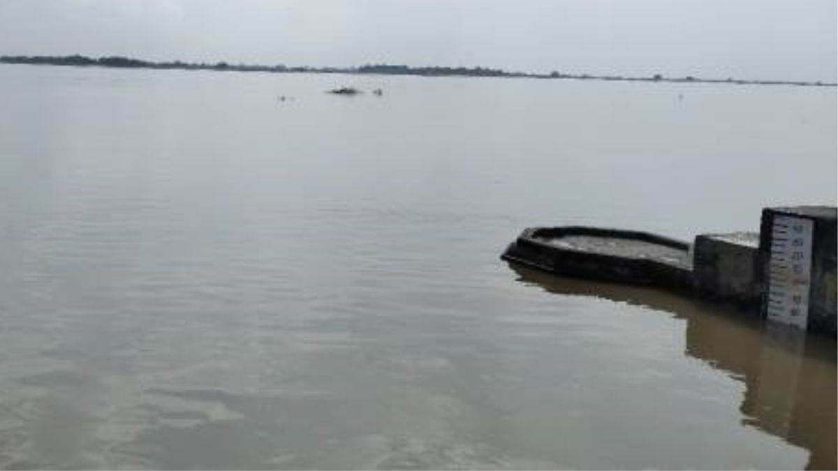 Flood In Deoria: सरयू खतरे के निशान से 1.40 मीटर ऊपर, बरहज नगर में घुसा ...