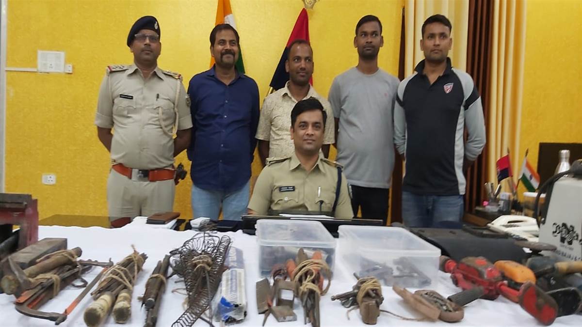 मुंगेर में मिनी गन फैक्ट्री : कारबाइन, मैग्जीन, पिस्टल, कट्टा, पांच ...