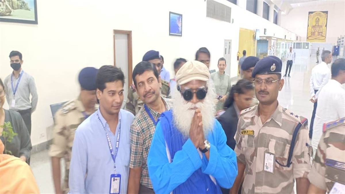 सद्गुरु जग्‍गी वासुदेव वाराणसी पहुंचे, बाबा विश्वनाथ की नगरी में ...