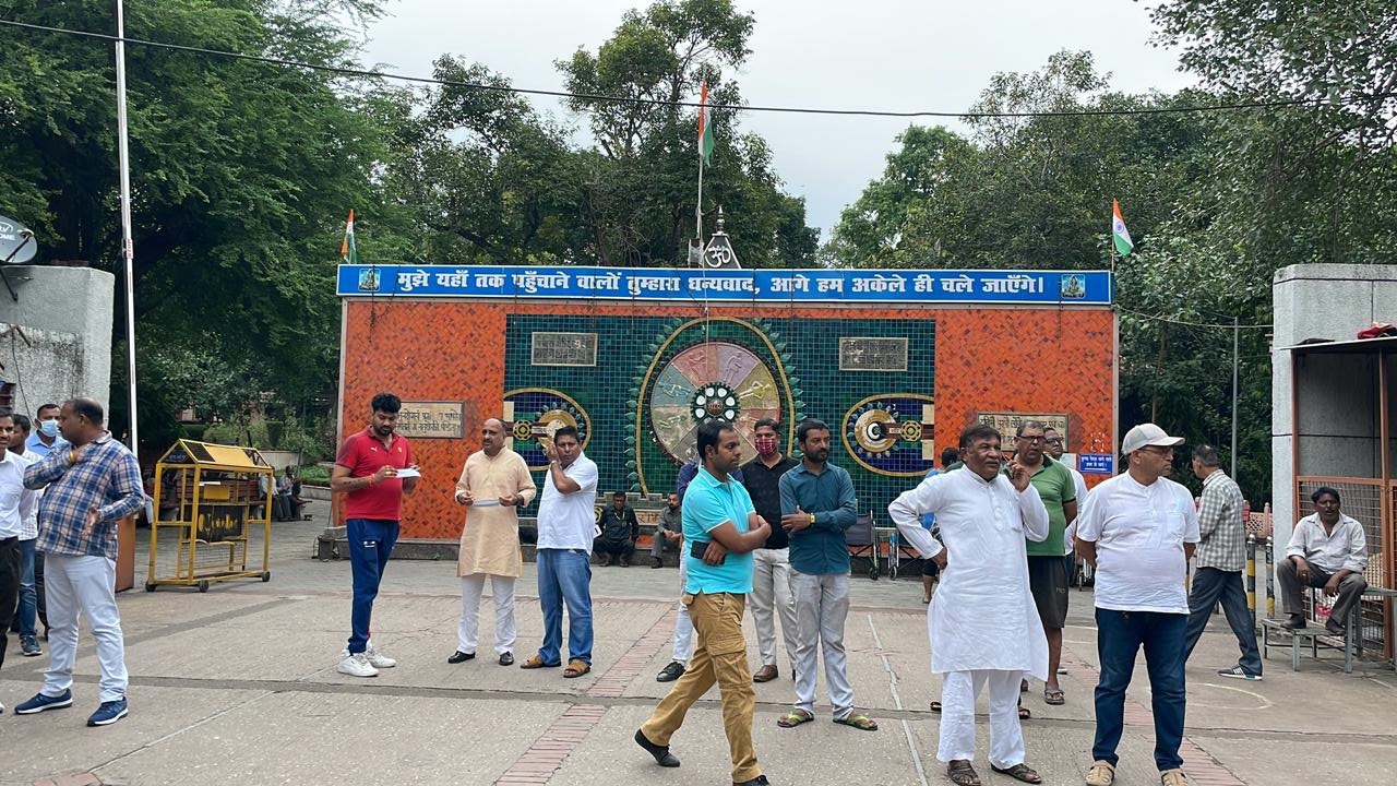 Raju Srivastav: पंचतत्व में विलीन हुए राजू श्रीवास्तव, परिवार ने नम ...