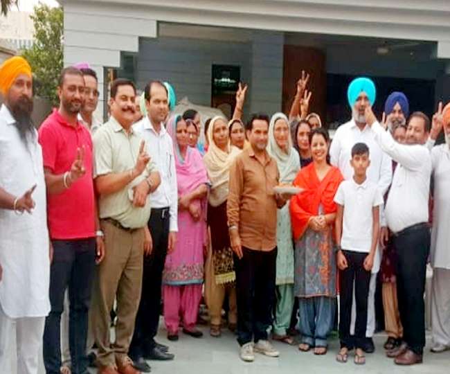 कनाडा के फेडरल चुनाव में मनिंदर सिद्धू की जीत, मलसियां में जश्न का ...