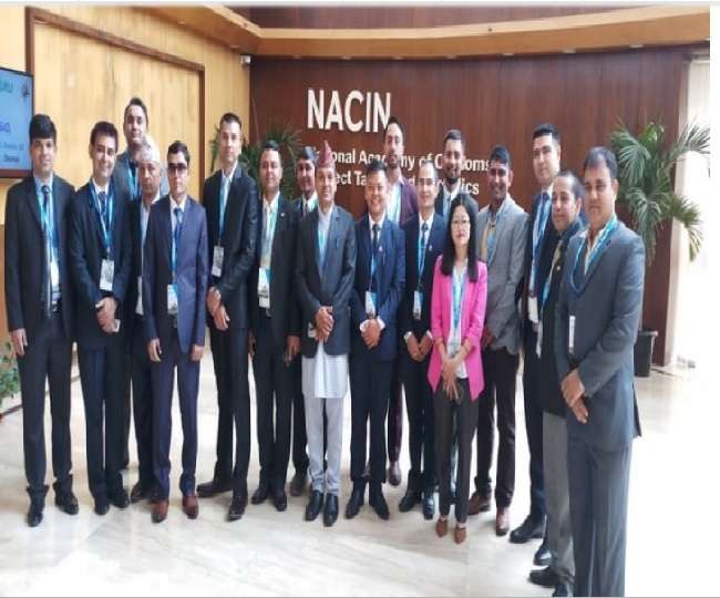 नेपाल के अधिकारियों की दी गई एंटी मनी लॉन्ड्रिंग ट्रेनिंग - Batch of ...