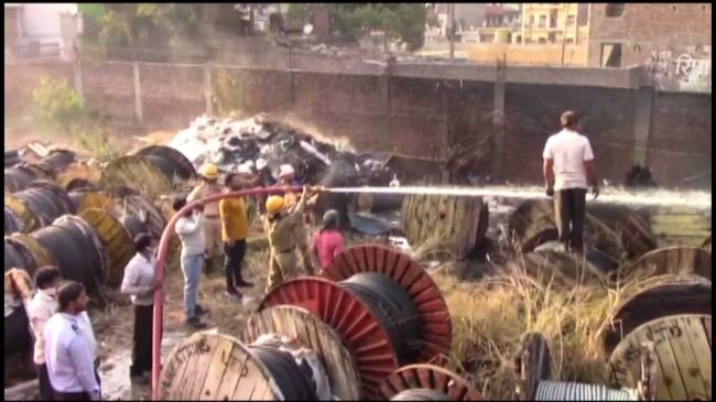 बद्दी के एक उद्योग में लगी आग, लाखों का नुकसान - Fire in Baddi industry ...