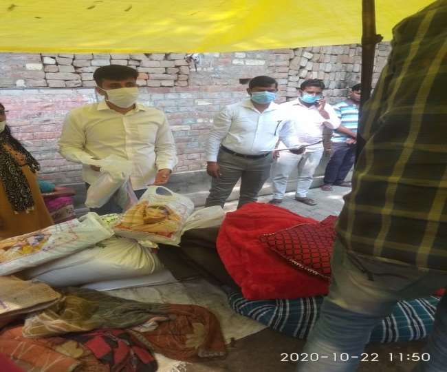 डीएम कौशांबी अग्निकांड में बेघर हुए परिवार के आंसू पोंछने पहुंचे , दिया ...