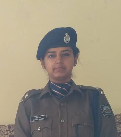 डीएसपी सृष्‍ट‍ि पांडे ने गगरेट की इंदौरा खड्ड में खनन में जुटे माफ‍िया ...