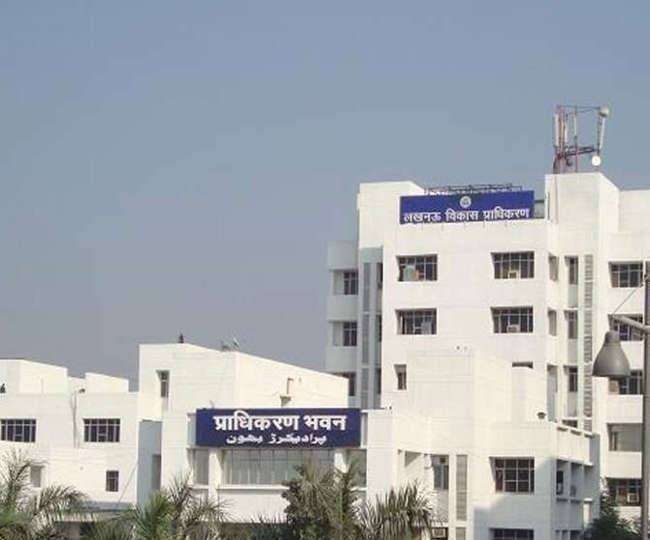 लखनऊ विकास प्राधिकरण का कारनामा, 300 वर्ग मीटर आवंटित भूखंड को कर दिया ...