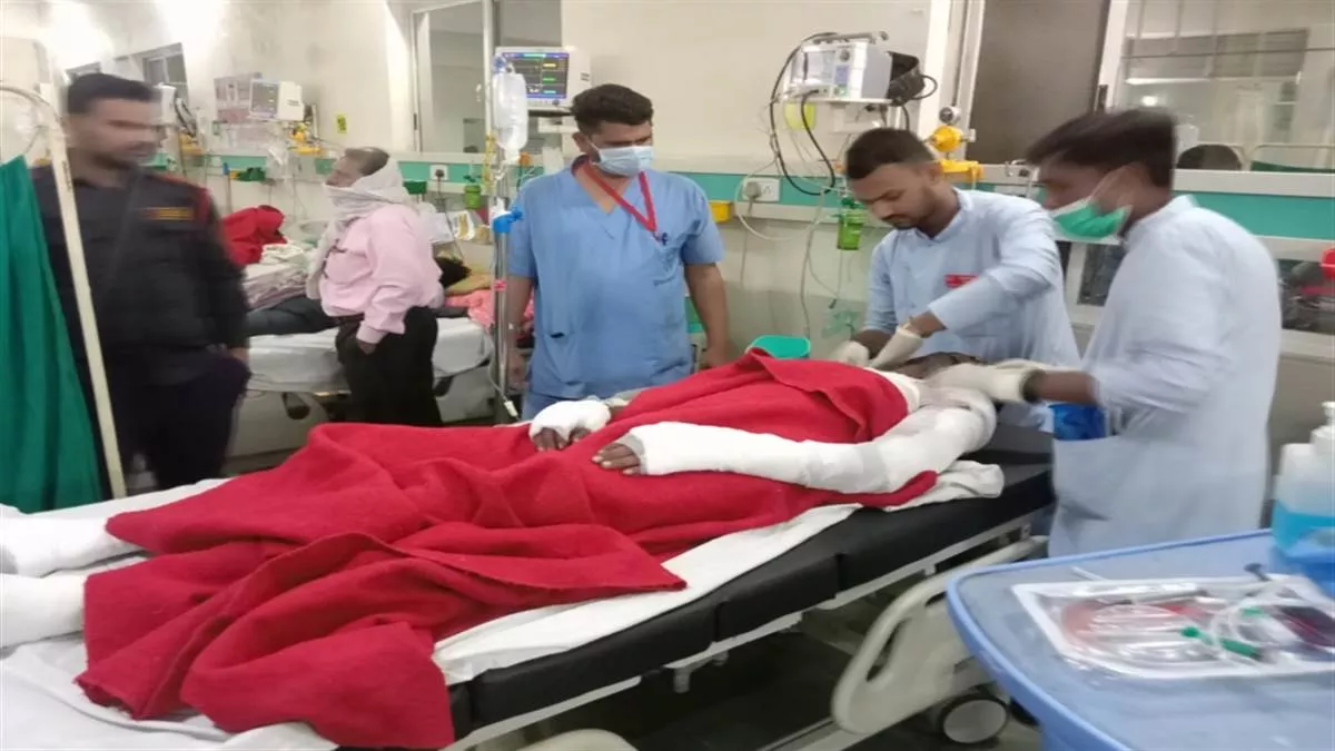 MP News: पेट्रोल पंप में शार्ट सर्किट, रिफिलिंग करने पहुंची टैंकर में ...