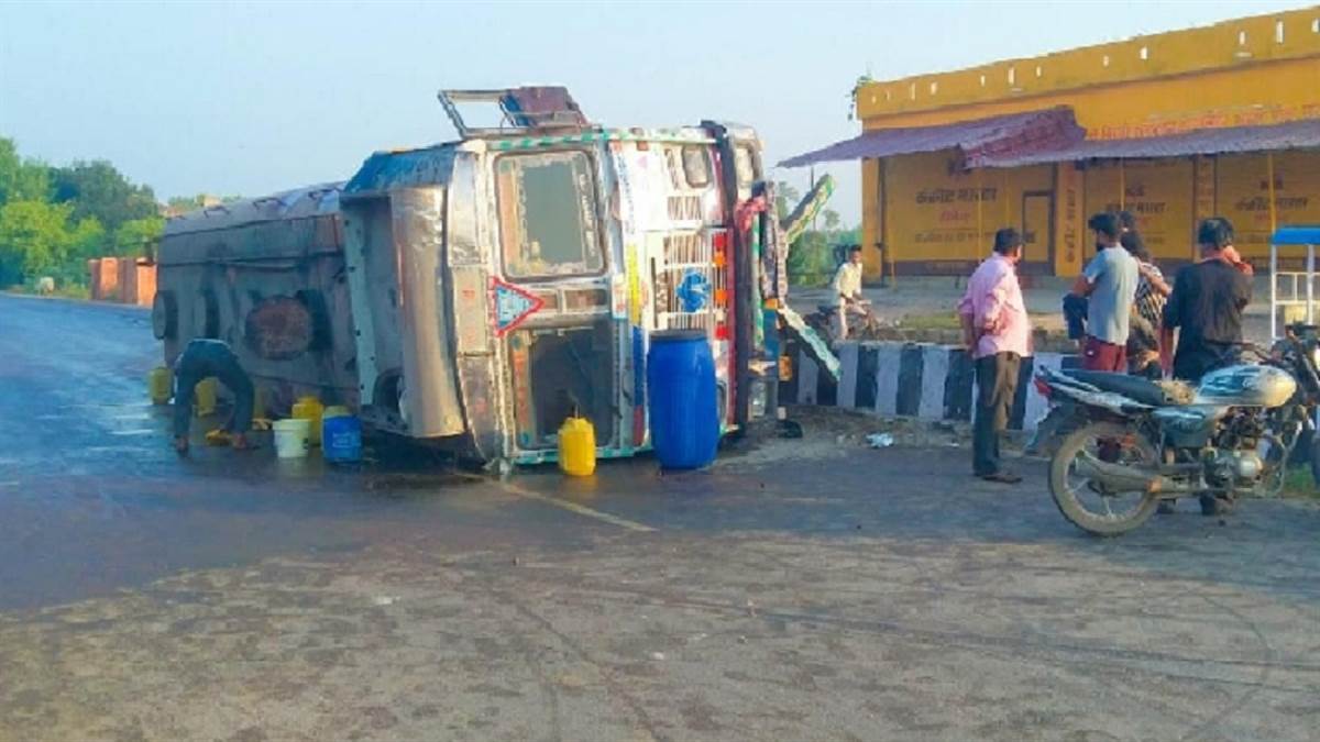 Banda News : सरसों तेल से भरा टैंकर पलटने से मची अफरा-तफरी, बर्तनों में ...