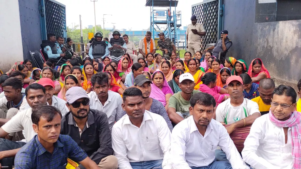 धरना आंदोलन के कारण टाटा जामाडोबा कोलियरी और वाशरी के आठ सौ से अधिक ...