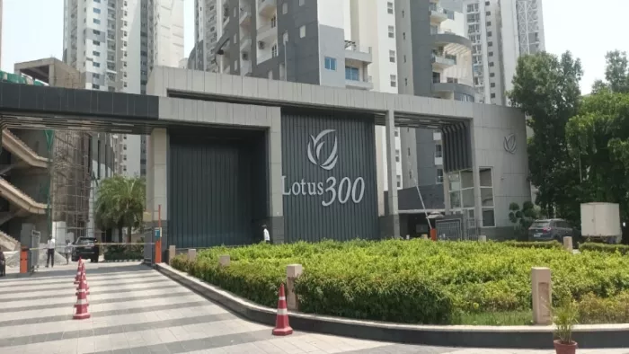 नोएडा की सोसायटी में 13वीं मंजिल से गिरकर बच्चे की मौत, बालकनी से गिरने ...