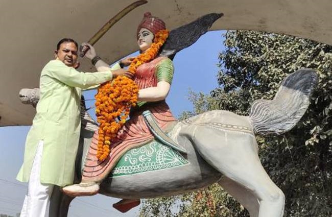 वीरांगना झलकारी बाई को जयंती पर किया याद - Veerangana Jhalkari Bai ...