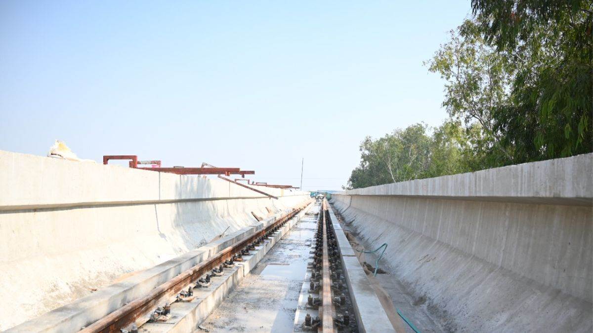 Agra Metro Rail Project: मेन लाइन पर ट्रैक बिछना शुरू, आगरा मेट्रो रेल ...