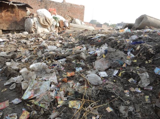 कूड़े की सड़ांध ने किया जीना हराम - Litter rot made life worse - Uttar ...
