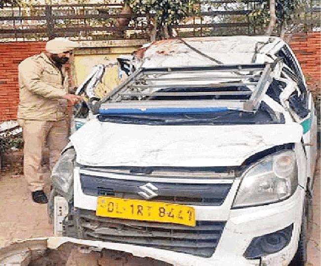 जीरकपुर Flyover पर पलटी तेज रफ्तार कार, दिल्ली के तीन युवकों की मौत ...