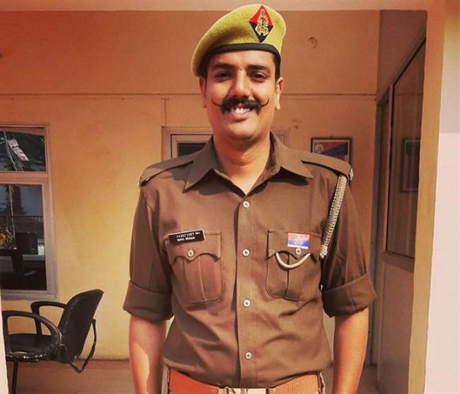 बंदूक का जोर न वर्दी का रौब, कानपुर का ये सिपाही कलम से करता 'हॉफ ...