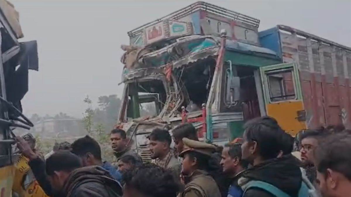 Road Accident : यूपी के रायबरेली में दर्दनाक हादसा, स्कूल बस और ट्रक ...