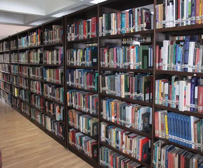 हिंदी प्रेमियों के लिए हिंदी साहित्य से जुड़ी सैकड़ों किताबें मौजूद, एक ...