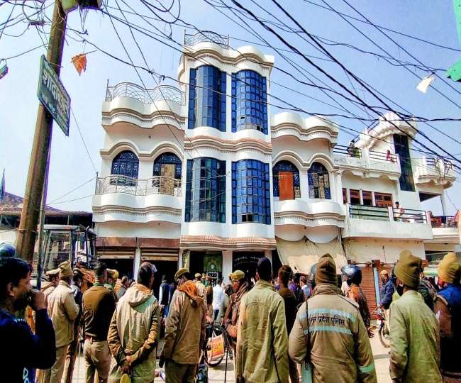 Action on Mafia: माफिया व पूर्व सांसद अतीक अहमद के तीन करीबियों के मकान ...