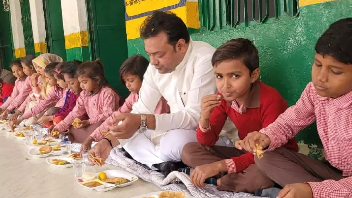 Mahoba News: चरखारी विधायक अचानक पहुंचे परिषदीय स्कूल, बच्चों के साथ ...