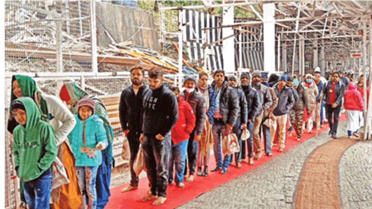 Katra: नौ दिन बाद मां वैष्णो देवी की प्राचीन गुफा बंद, भक्तों की संख्या ...