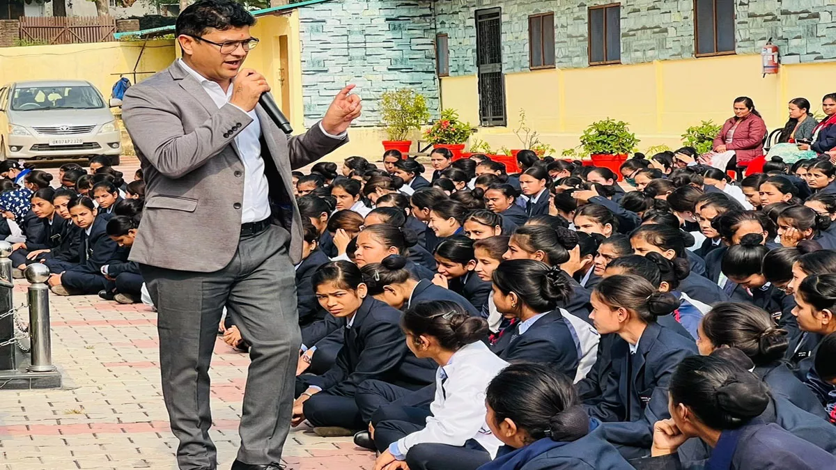 मिलिए देहरादून के ललित जोशी से... 146 गरीब व बेसहारा बच्‍चों के हैं ...