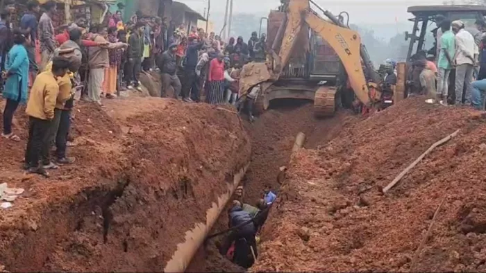 ओडिशा के क्योंझर में बड़ा हादसा, मिट्टी धंसने से दो श्रमिकों की मौत व एक घायल; बिछाया जा रहा था ...