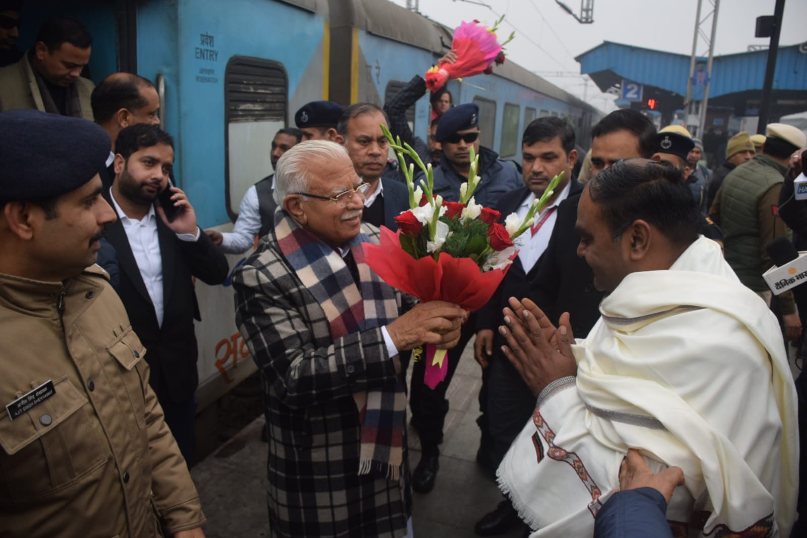 चंडीगढ़: जनशताब्दी एक्सप्रेस में सवार होकर रोहतक के लिए रवाना हुए CM ...