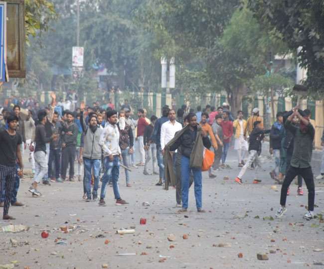 Delhi CAA Protest News: जाफराबाद में प्रदर्शन कैसे हो गया हिंसक, देखें ...