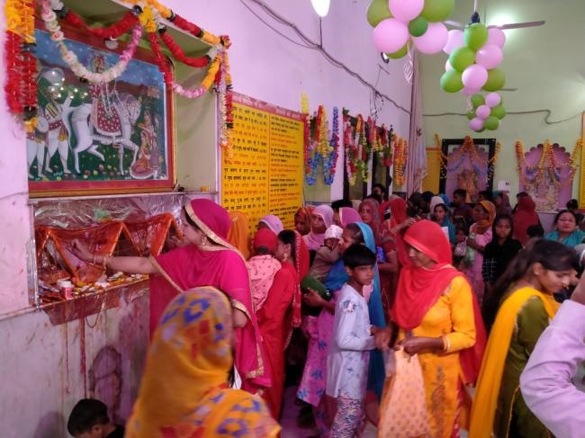 प्राचीन बाबा रामदेव मंदिर में भरा मेला, सैकड़ों श्रद्धालु हुए नतमस्तक ...