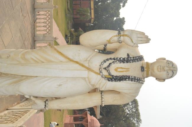 किस खता की सजा भुगत रहा आस्था का यह संवाहक - Statue of Tulsidas braving ...