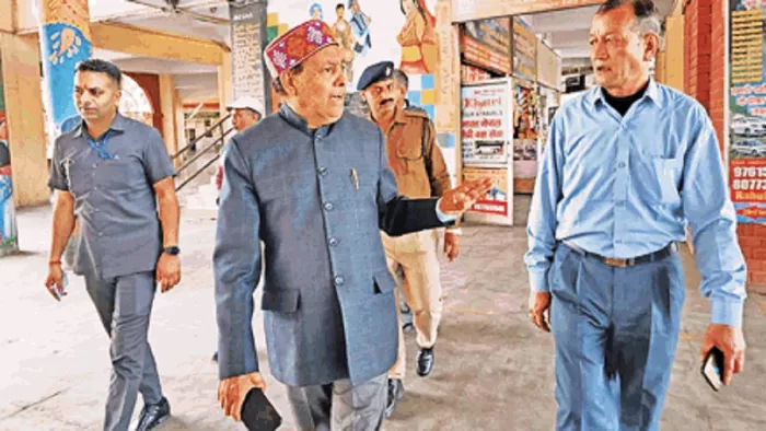 Dehradun Isbt की बदहाली देख आग बबूला हुए परिवहन मंत्री परिवार के साथ