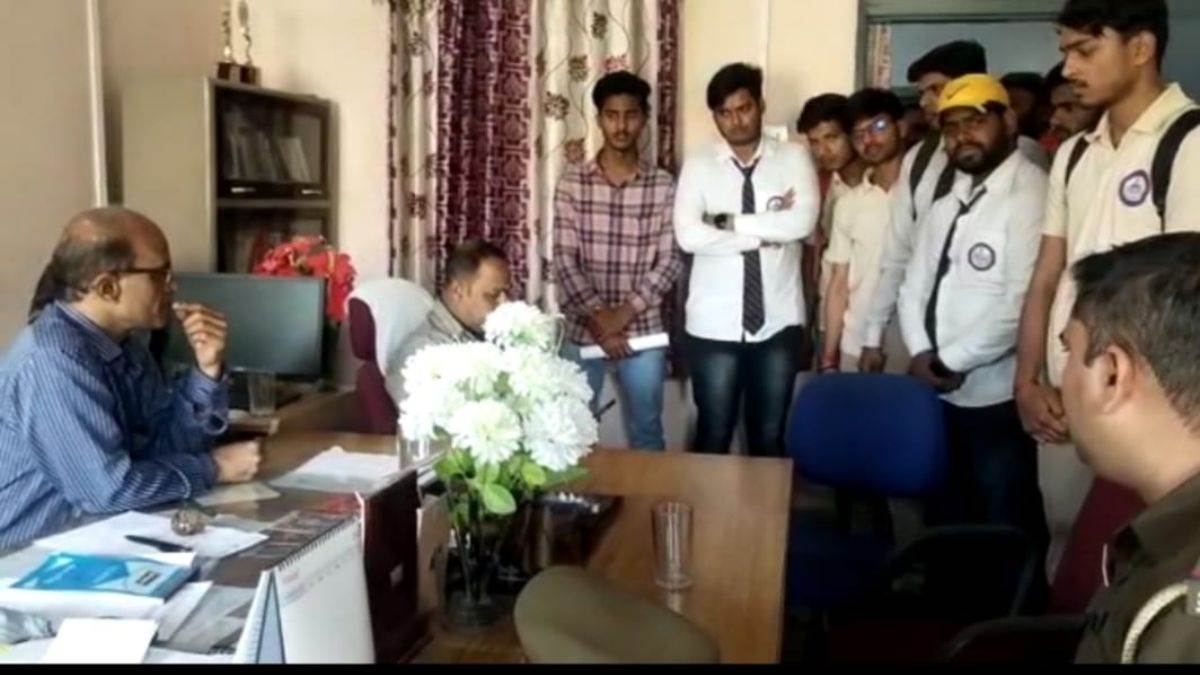 Varansi : बैक पेपर परीक्षा की सूचना पर भड़के छात्र, परिसर में किया ...