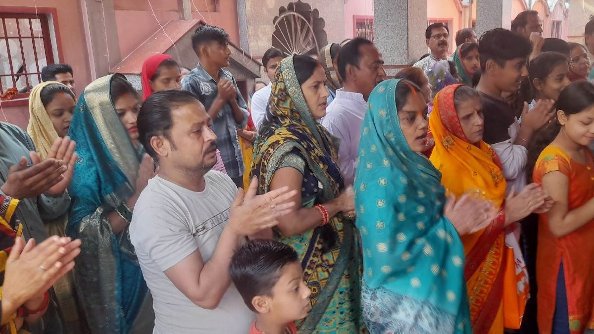 Bhadohi News: देवी श्लोकों से गूंजते रहे गांव और नगर, नवरात्र के दूसरे ...