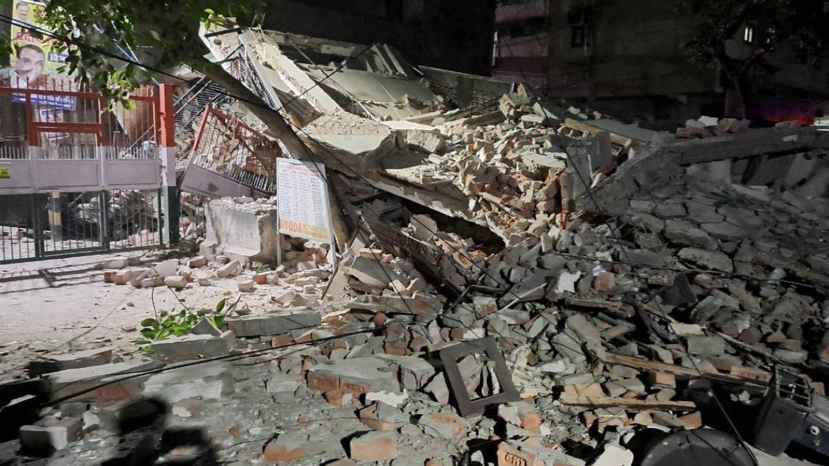 Delhi House Collapse: दिल्ली के रोहिणी में तीन मंजिला मकान ढहा, मलबे ...