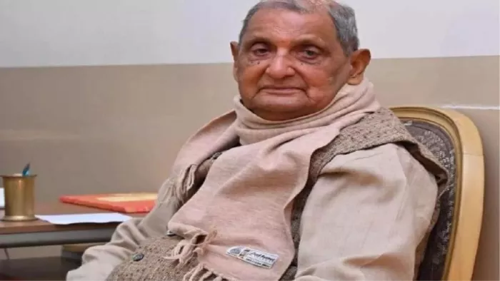 UP News: पूर्व राज्यसभा सांसद रेवती रमण सिंह से मिले कांग्रेस नेता ...