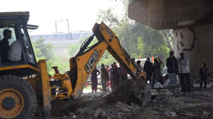 दिल्ली के इस इलाके में गरजा DDA का बुलडोजर, अवैध निर्माण को किया गया ...