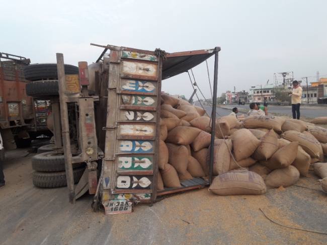धान लदा ट्रक पलटा चालक जख्मी - Paddy loaded truck overturns, driver ...