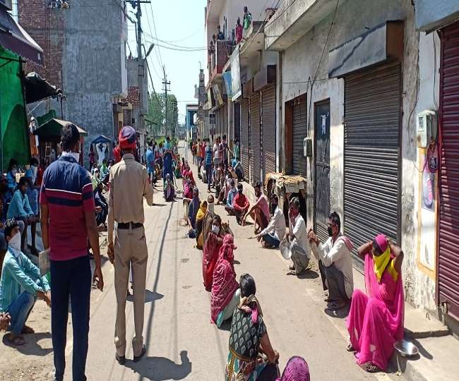 गदईपुर में भूखे-प्यासे फैक्ट्री वर्करों का चक्का जाम, बोले- गांव ...