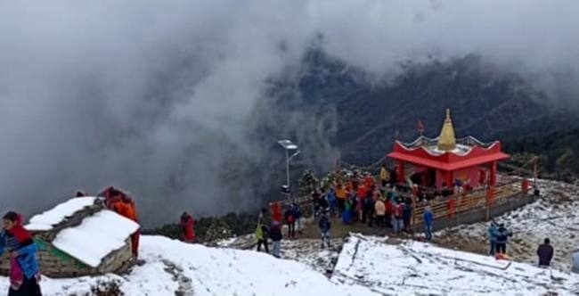 कपकोट में हिम से लकदक चिल्ठा माई कर्मी मंदिर - Snow covered up to ...