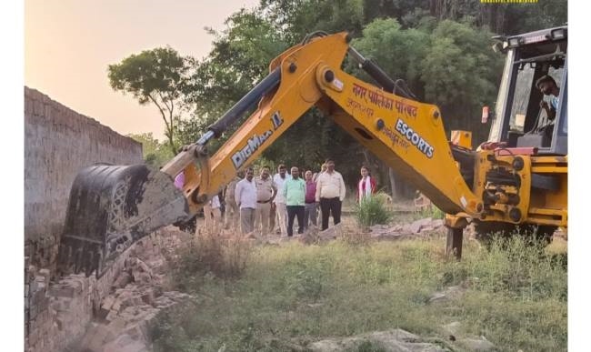 प्रशासन ने बुलडोजर चलवाकर सार्वजनिक रास्ते को खाली कराया - incroachment ...
