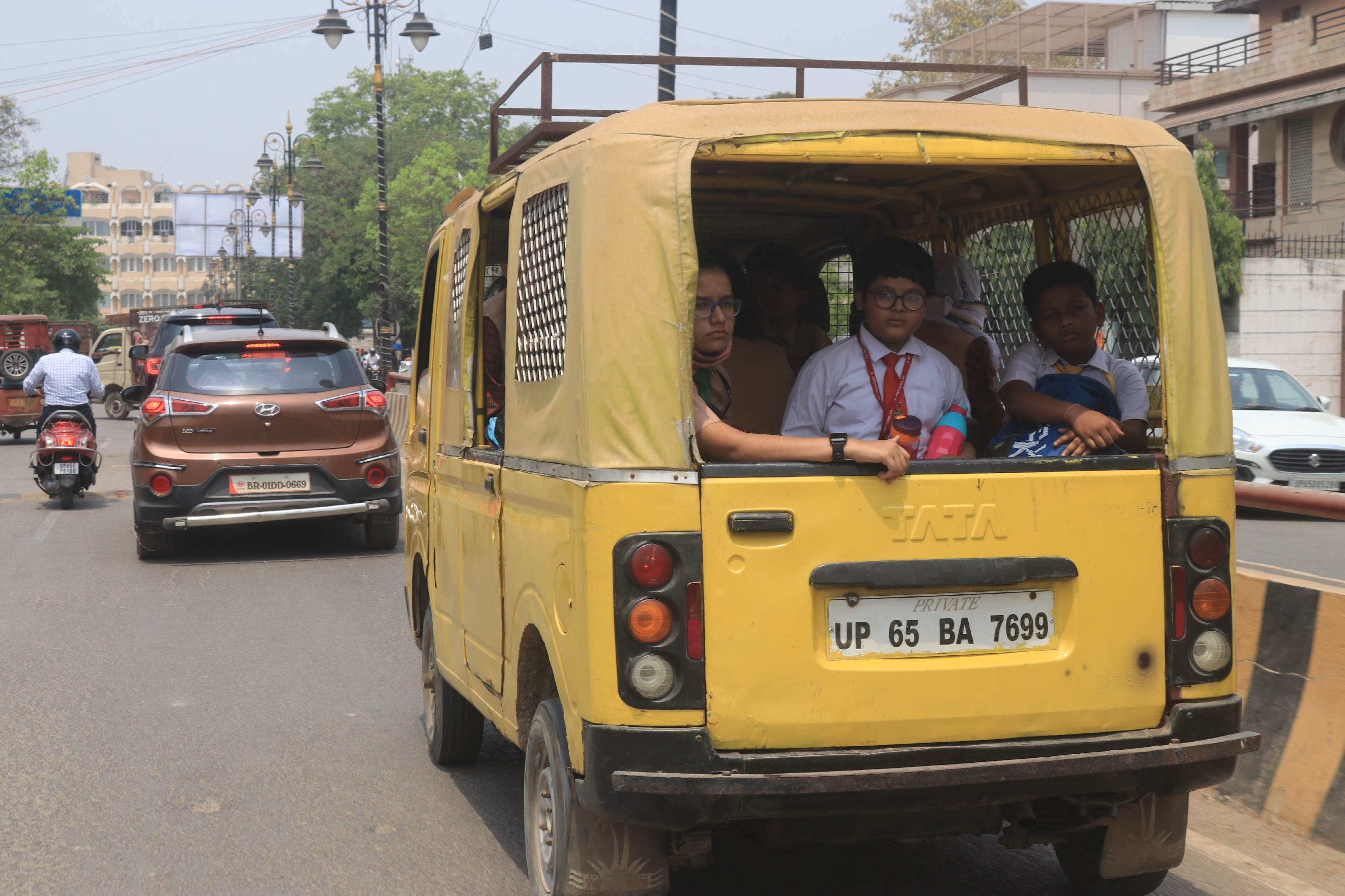 शासन से रोक होने के बाद भी वाराणसी में अनाधिकृत वाहनों से ढोए जा रहे ...