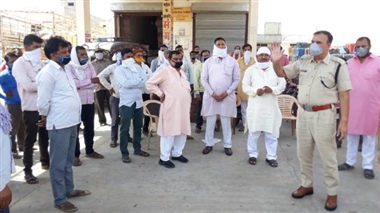 फल, सब्जी बेचने वाले रेहड़ी चालकों ने जताया रोष - Rehdi drivers who ...