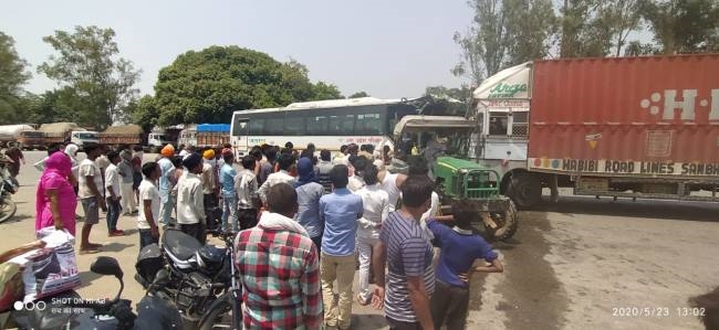 बस-ट्रक में आमने-सामने भिड़ंत, पांच घायल - five injured in road accident - Uttar Pradesh ...
