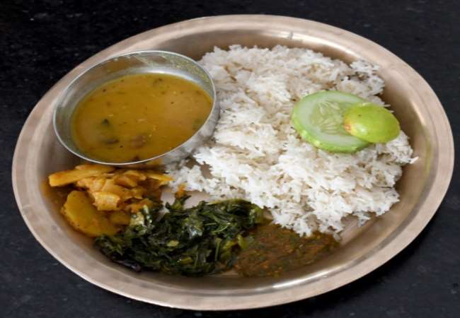 खाकर दाल रोटी भात कट रही प्रवासियों की रात Aligarh news - The night of ...