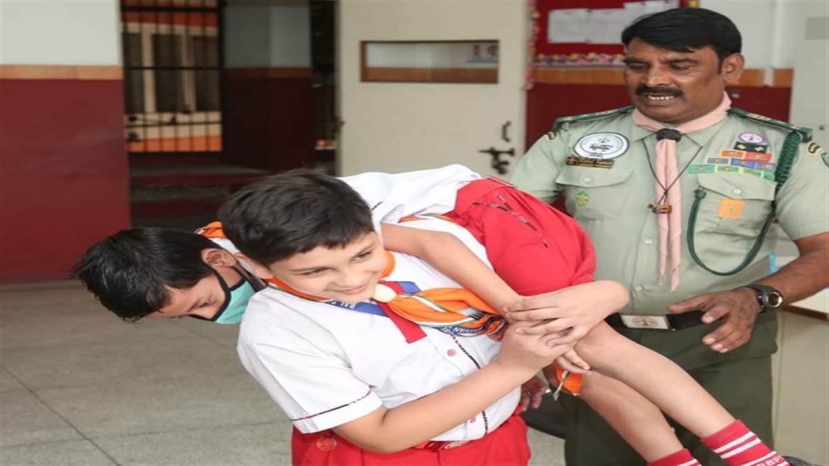 Delhi News: स्काउट्स और गाइड्स का पालन करते हुए विद्यार्थियों ने लिया ...
