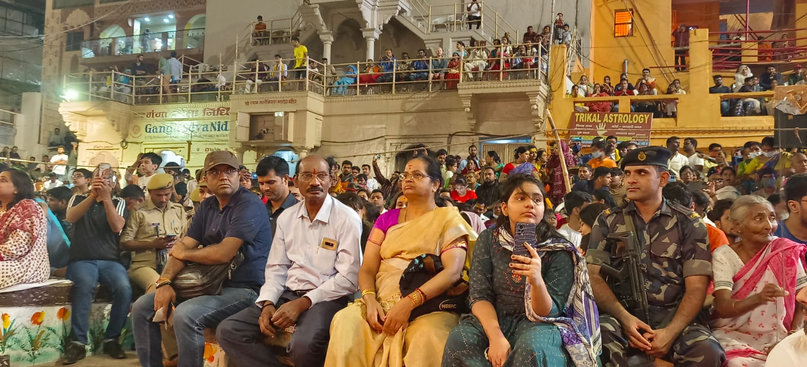 इसरो के पूर्व अध्‍यक्ष डा. के सिवान वाराणसी के दशाश्‍वमेध घाट पर मां ...