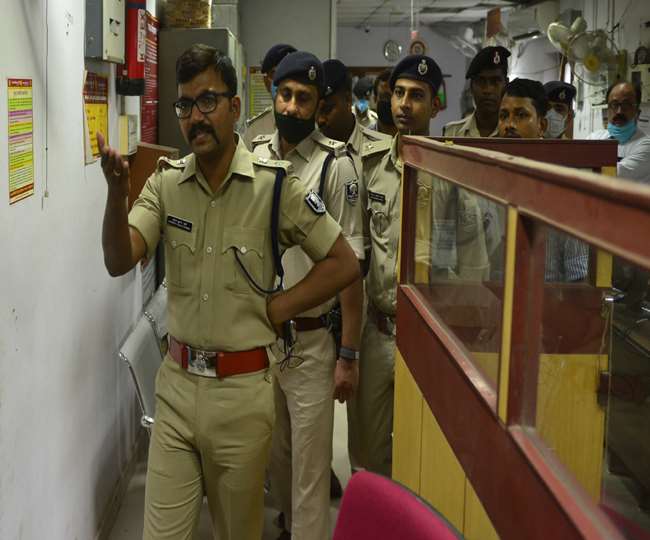 Bank Loot: मैनेजर को पिस्तौल तान ग्राहक से कटवाया DVR का तार, 5 मिनट ...