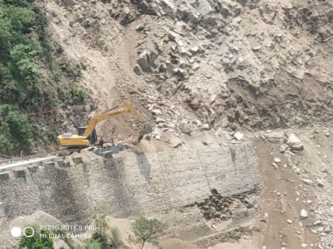 सुरक्षित सफर को अल्मोड़ा घाट हाईवे पर चला ऑपरेशन ओखलगाड़ा खतरे का सबब ...