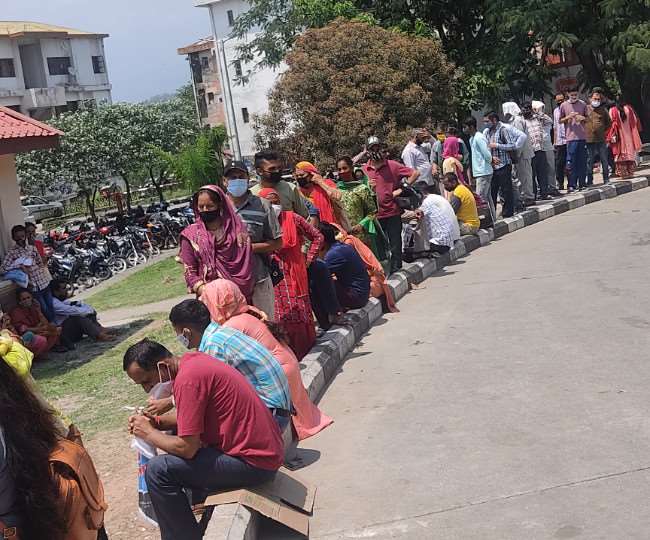 टांडा अस्‍पताल में इलाज से पहले कड़कती धूप में मरीजों की परीक्षा, सुबह ...