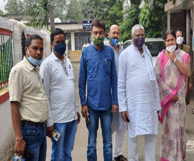 विधायक मथुरा महतो के नेतृत्व में ग्रामीण उपायुक्त से मिले रघुनाथपुर में ...